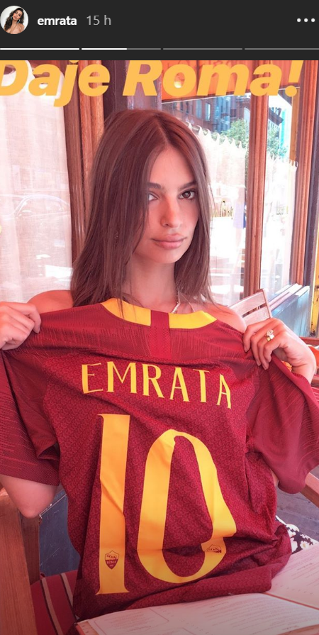 Emily Ratajkowski con la maglia della Roma