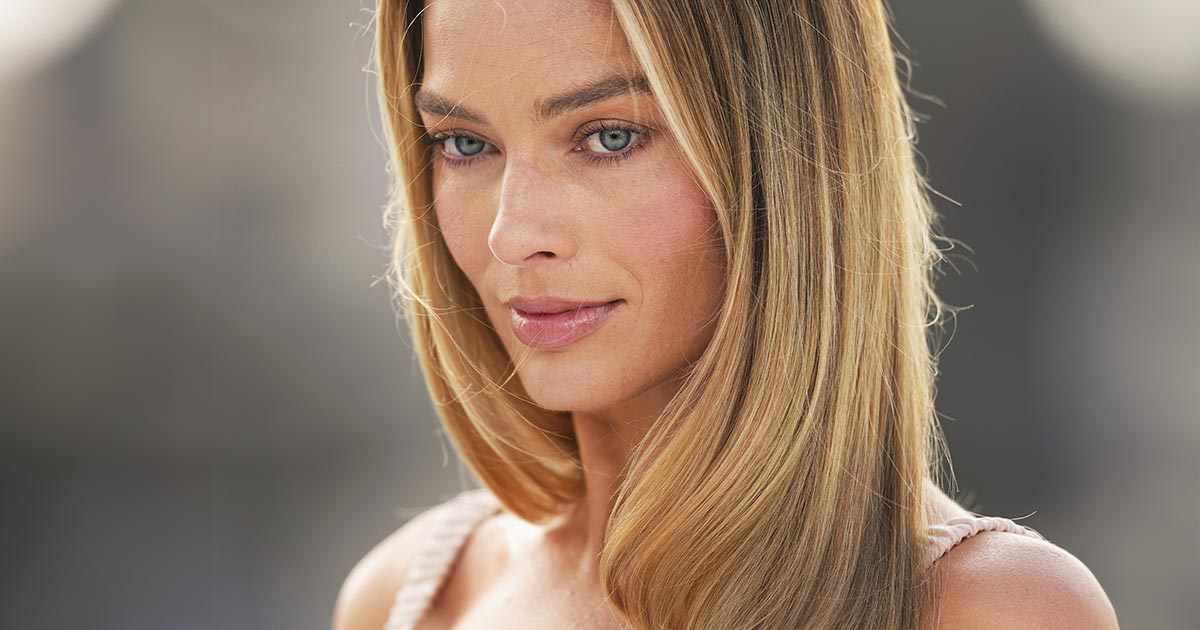 Nude Look Ed Eleganza Margot Robbie Colpisce Ancora La Scollatura 