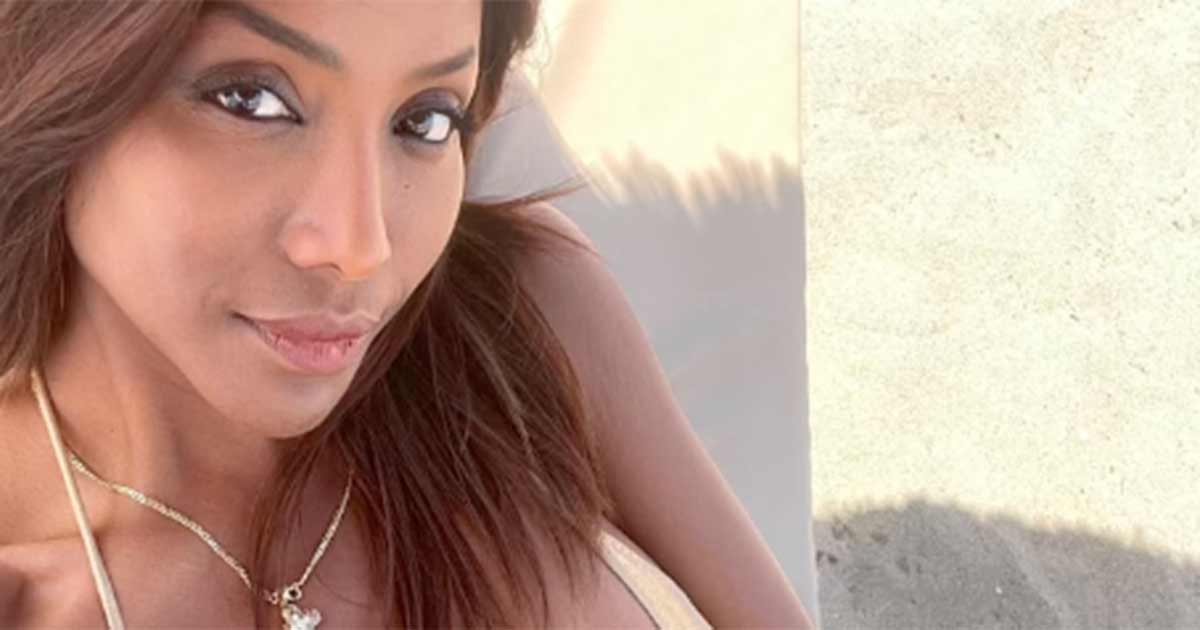 Il bikini è bollente, Ainett Stephens in spiaggia è incredibile (e i ...